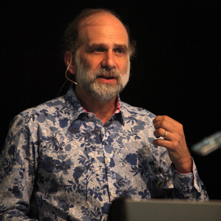Bruce_Schneier_at_CoPS2013-IMG_9128 - Junco TIC